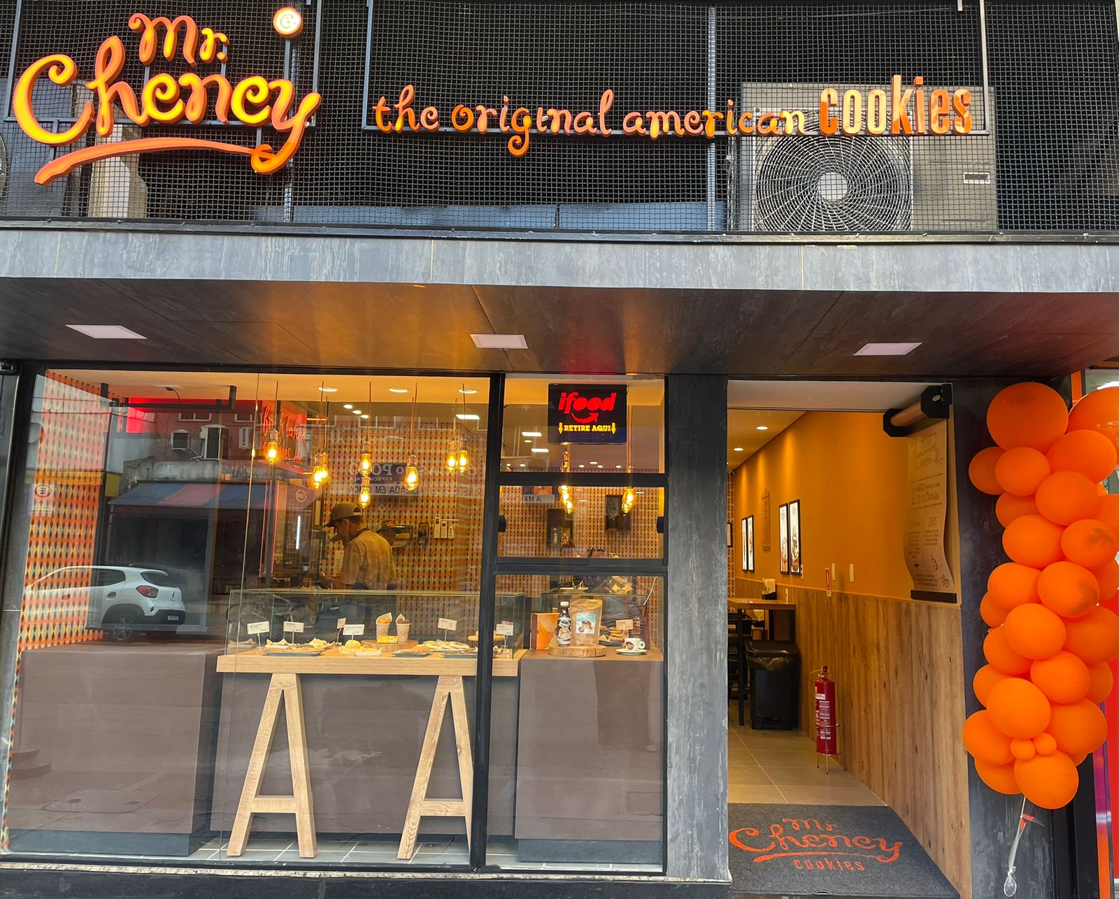 Mr. Cheney leva os famosos cookies americanos para Laranjeiras